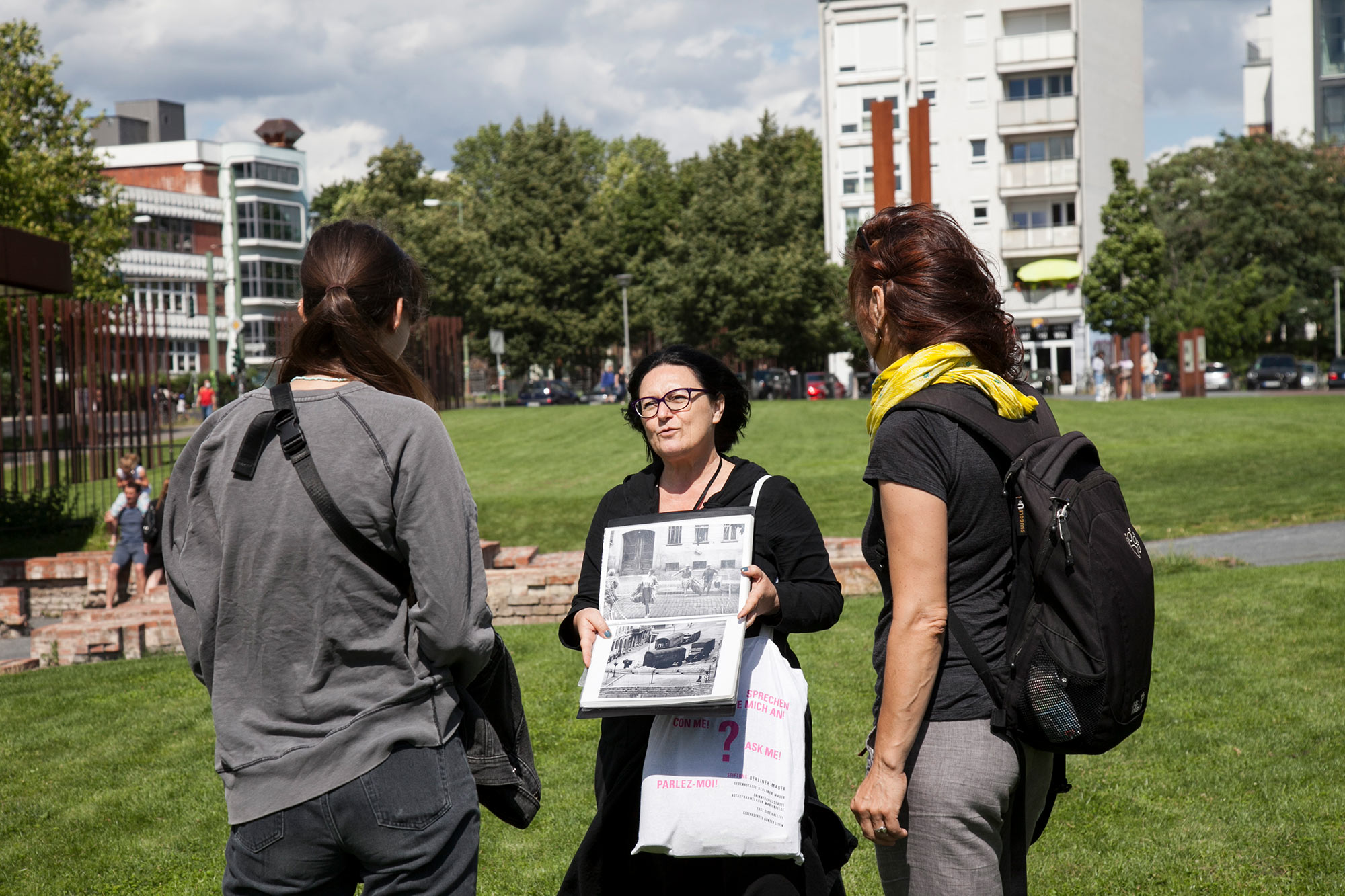 Live Speaking in the Outdoor Area | Berlin Wall Foundation